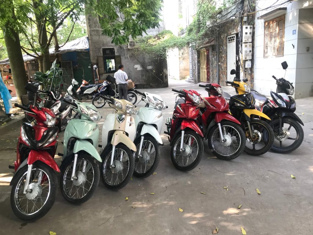 How to drive a semi- automatic scooter for a beginner? - AZ Motorbikes